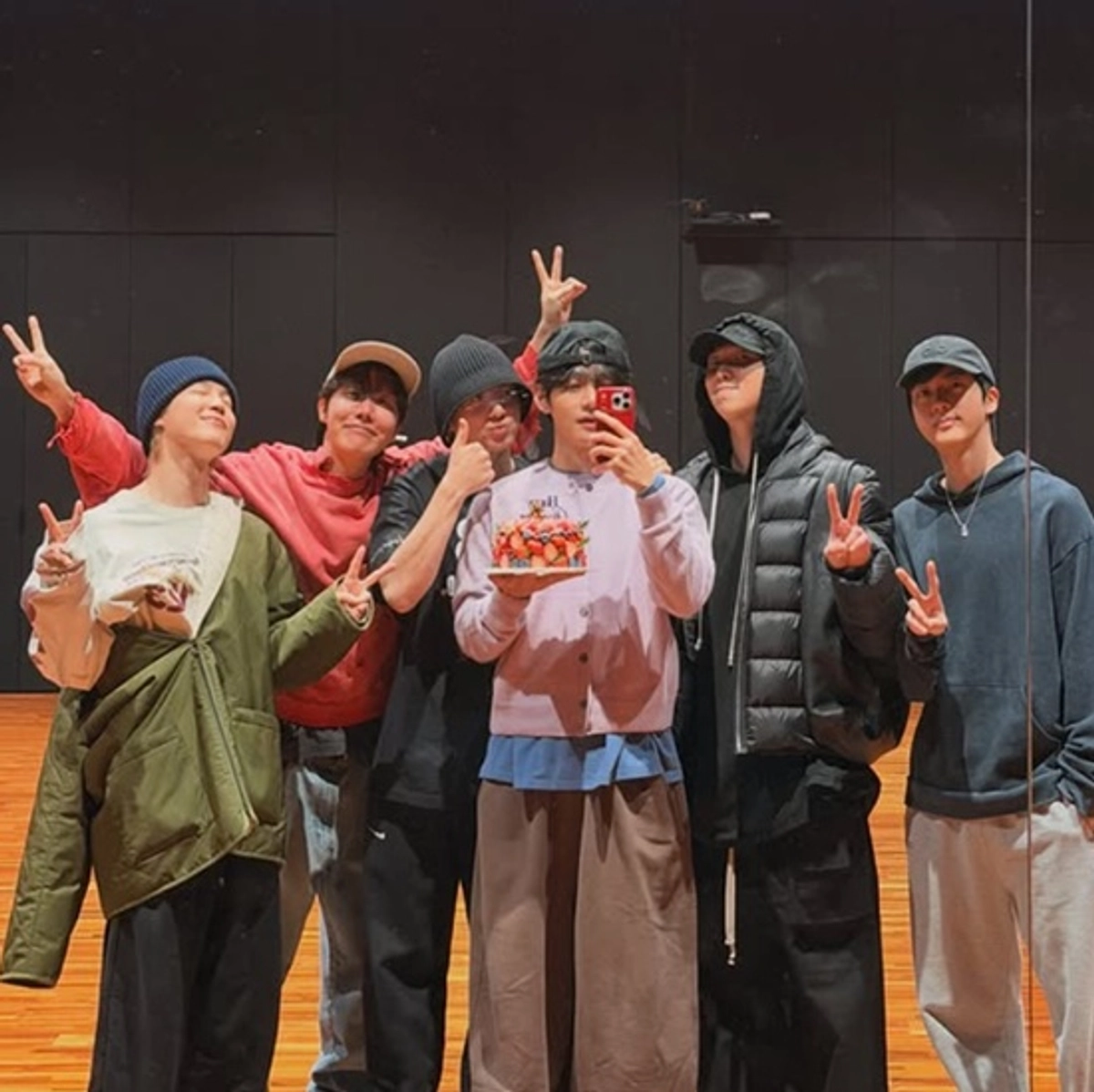 [Photo&] BTS V Celebrates 30th Birthday in Practice Room "Signal for ...