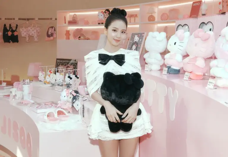 Jisoo Becomes a Hello Kitty Fan... ‘Hello Kitty x Jisoo’ Popup Store Opens