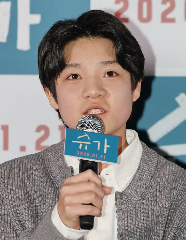 [Photo &] Movie 'Sugar' Premiere Scene: "Deepened Gaze, Warm Motherly ...